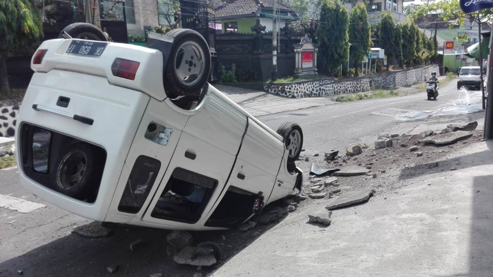 Hantam Trotoar, Mobil Terbalik - Koran Buleleng