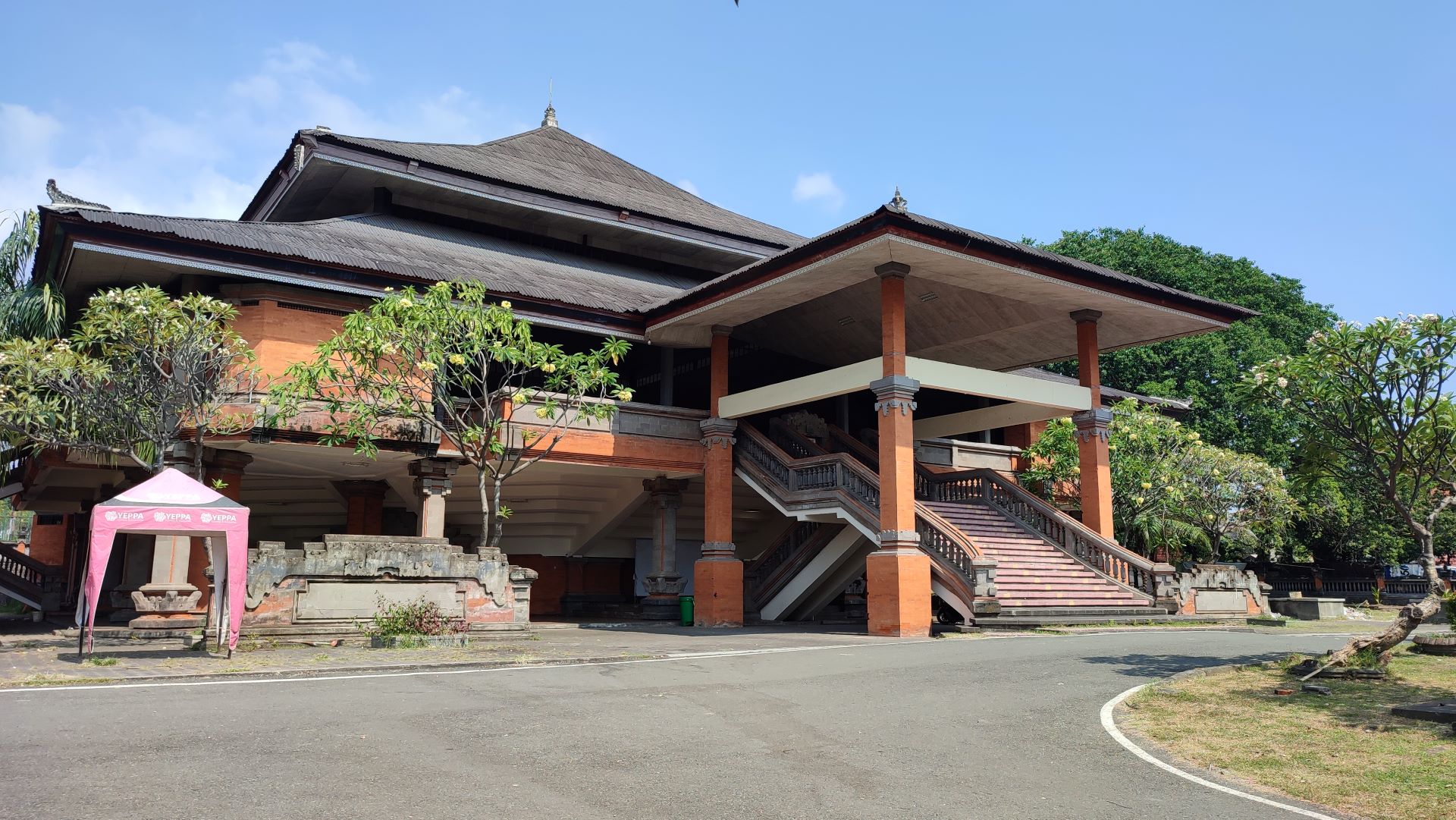 Gedung Kesenian Gde Manik Dalchaebi